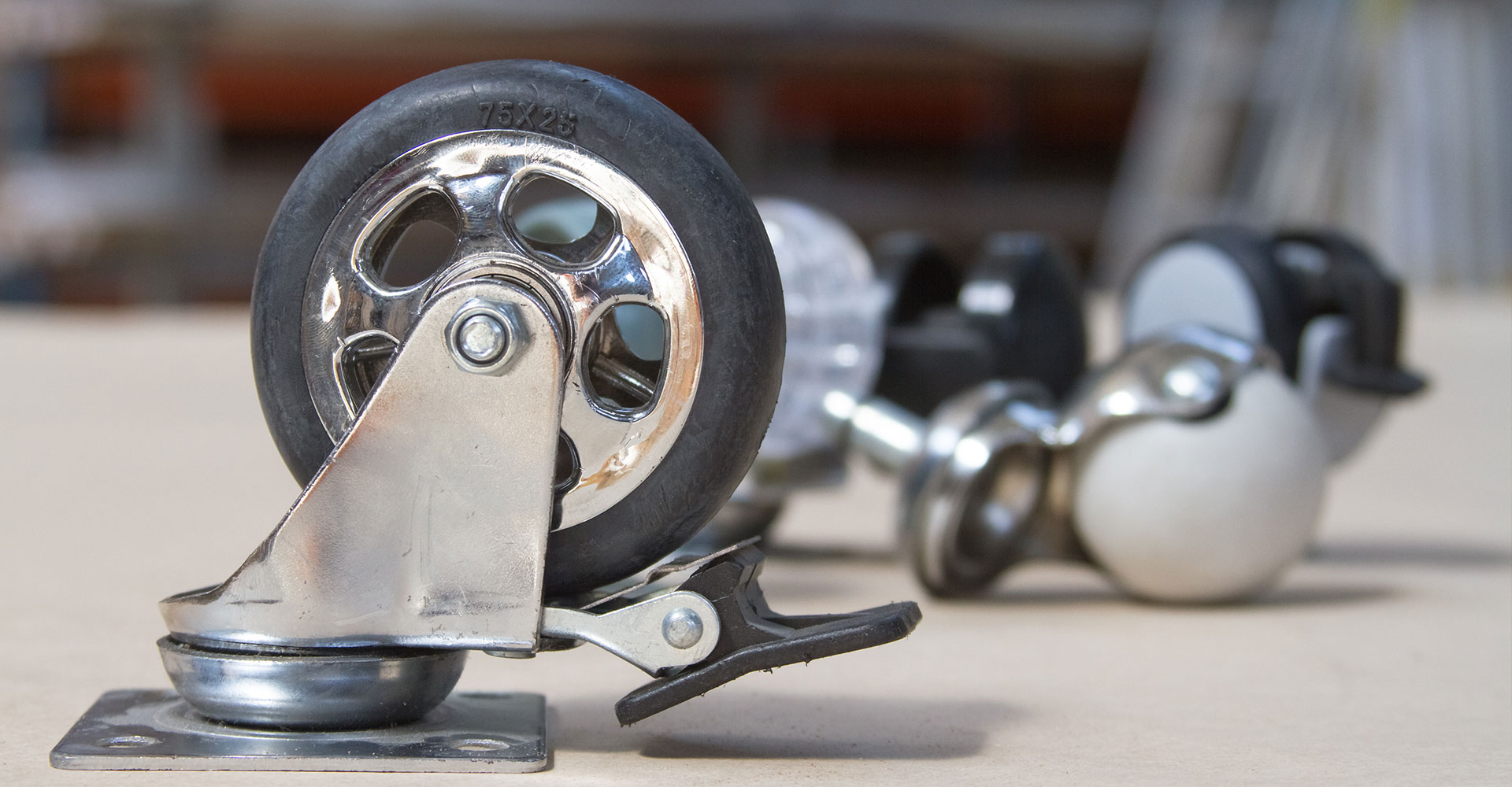 Swivel Casters vs Rigid Casters：Differences & Applications